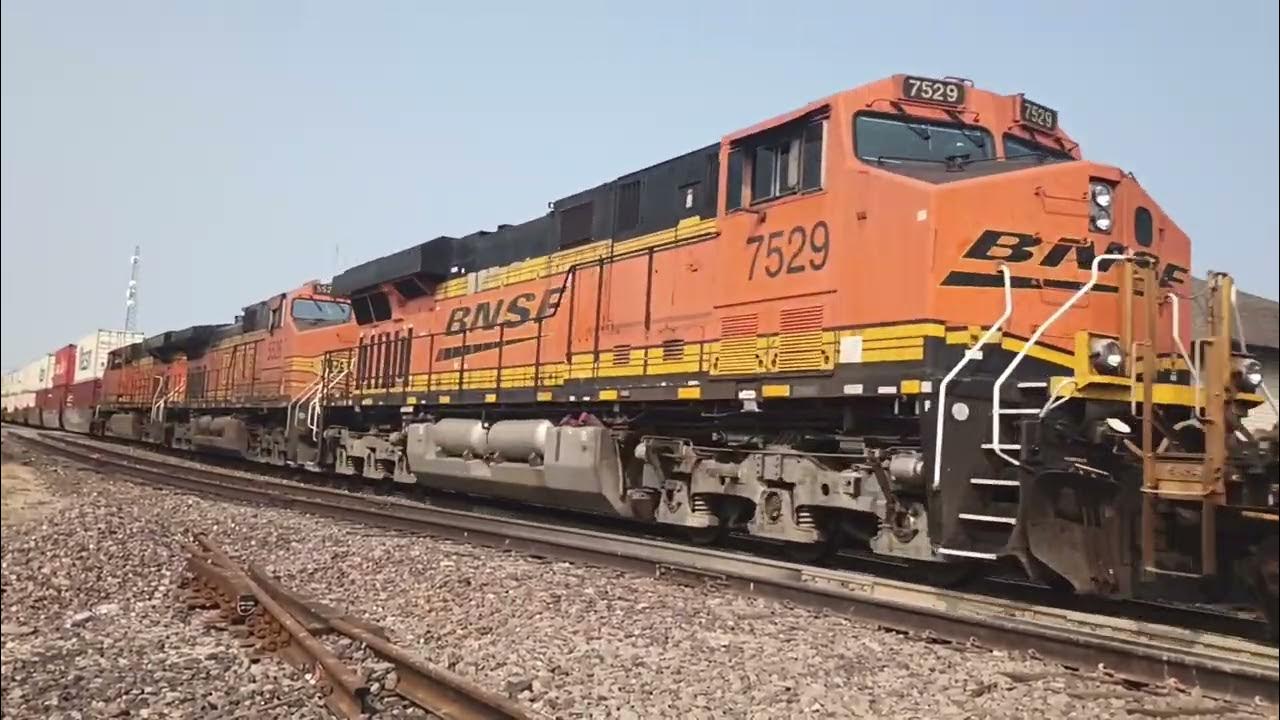 Early Morning! Awesome P3 on BNSF 5895 leads a huge Intermodal through Coal City, IL - YouTube