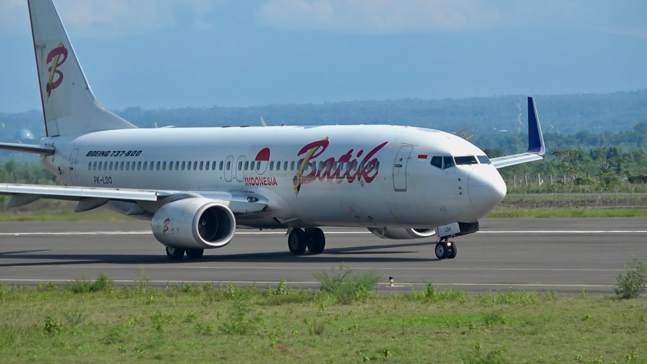 Pesawat Batik Air Boeing 737-8GP Take off di Bandara International ...