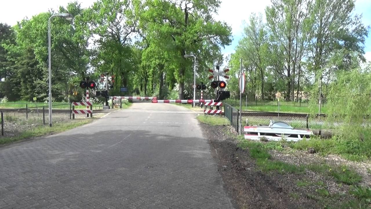 Spoorwegovergang Slachtedijk in Hurdegaryp (2) - YouTube