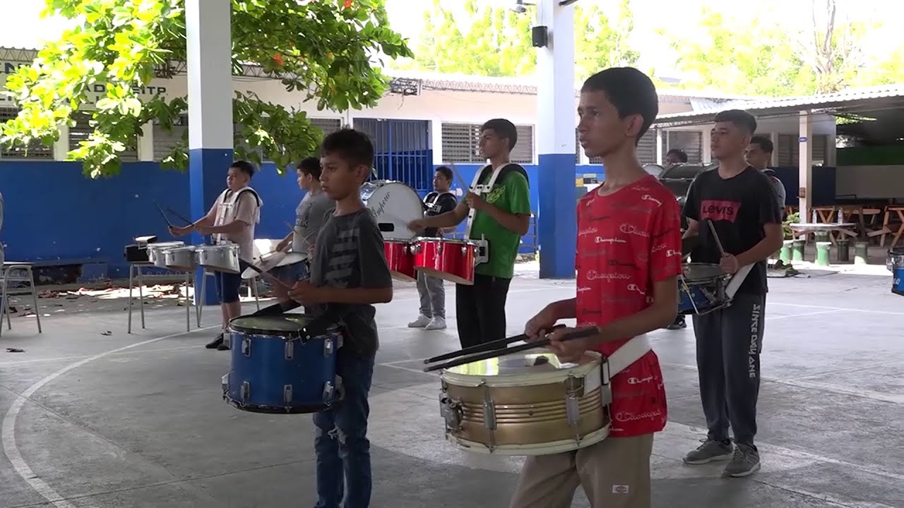 Bandas de paz se preparan para los desfiles - YouTube