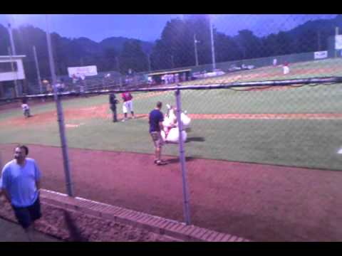 Elizabethton twins horse race. Joseph Kechter vs - YouTube
