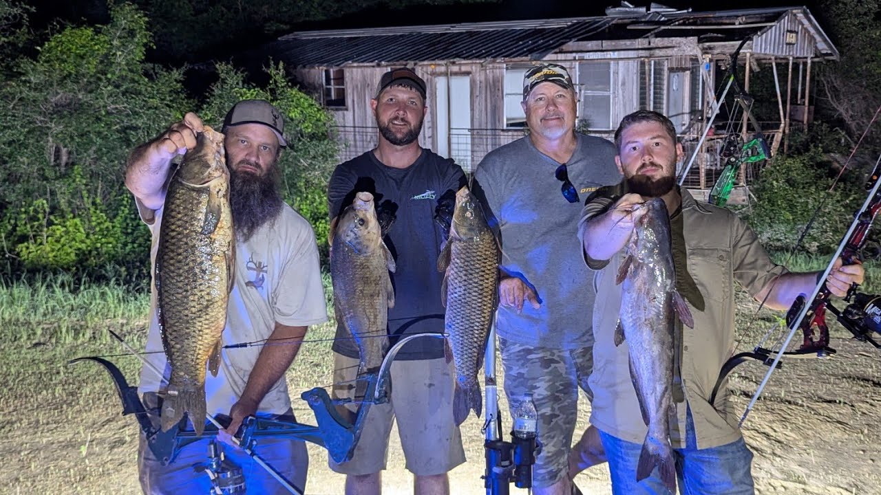 ABANDONED Louisiana River HOUSEBOAT Had FISH (BowFishing By Airboat ...