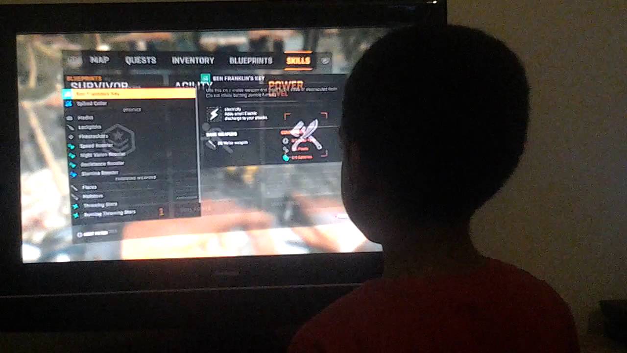 A litle kids hoos playing PS4 and other and no envrething game to play ...