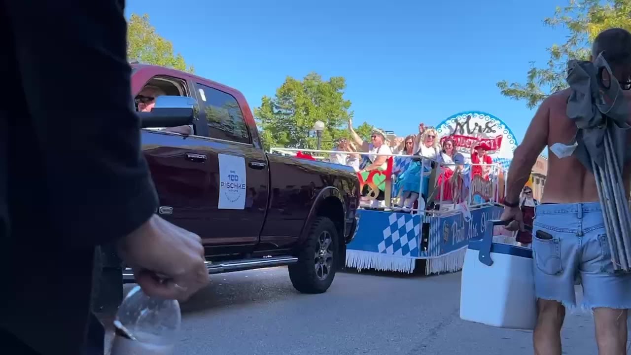 Mrs. Oktoberfest USA float - YouTube
