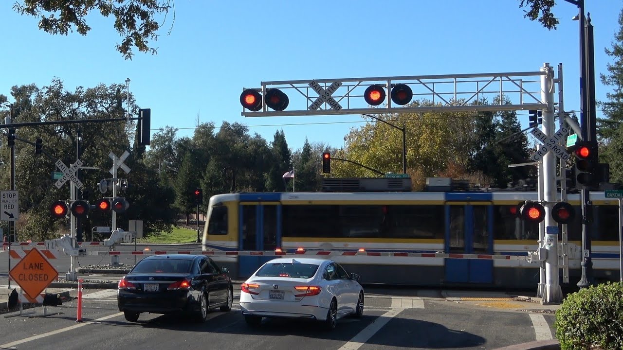 SacRT 206 Light Rail - Natoma St. Railroad Crossing, Folsom CA ...