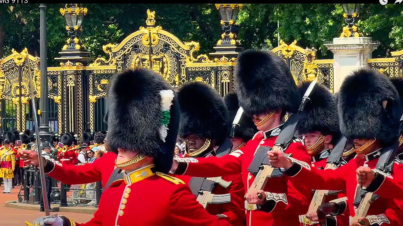 March of Tradition: The Royal Guards at Buckingham Palace. - YouTube