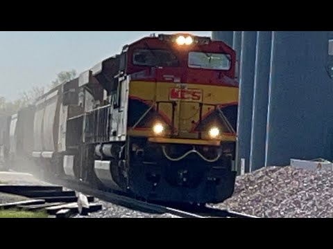 KCS 4129 leads short train East - YouTube