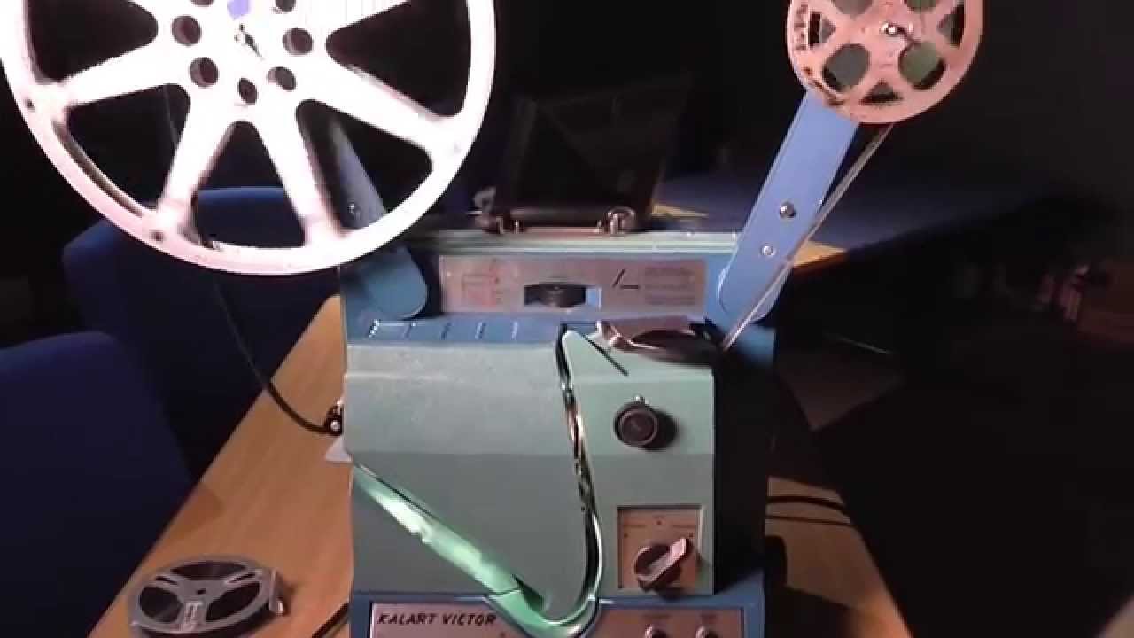 Proiettore 16mm. Kalart Viktor Easy Load - mentre proietta il trailer ...