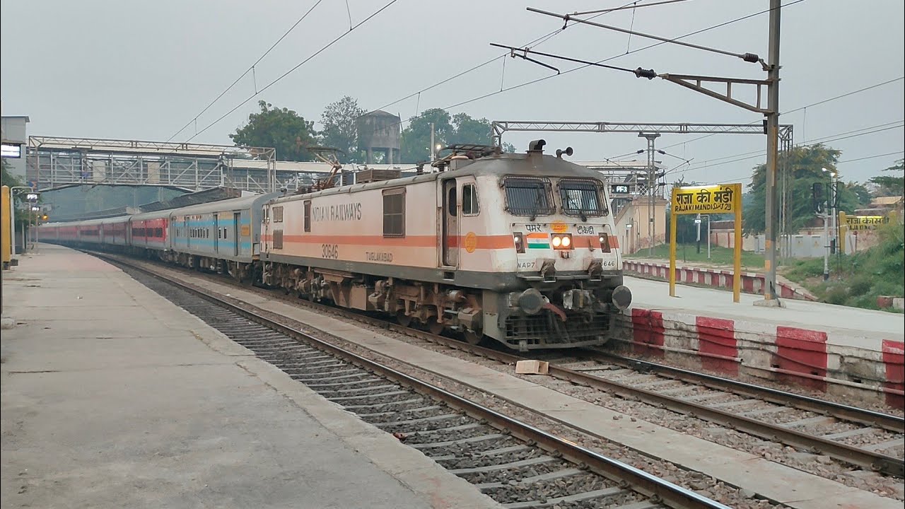जबलपुर को जाने वाली महाकौशल एक्सप्रेस राजा मंडी स्टेशन से निकलते हुए ...