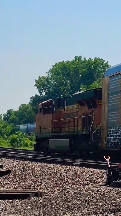 2 BNSF DPUS PUSH HEAVY TRAINS SIMULTANEOUSLY! #trains #railtrack #bnsfrailway #bnsf - YouTube