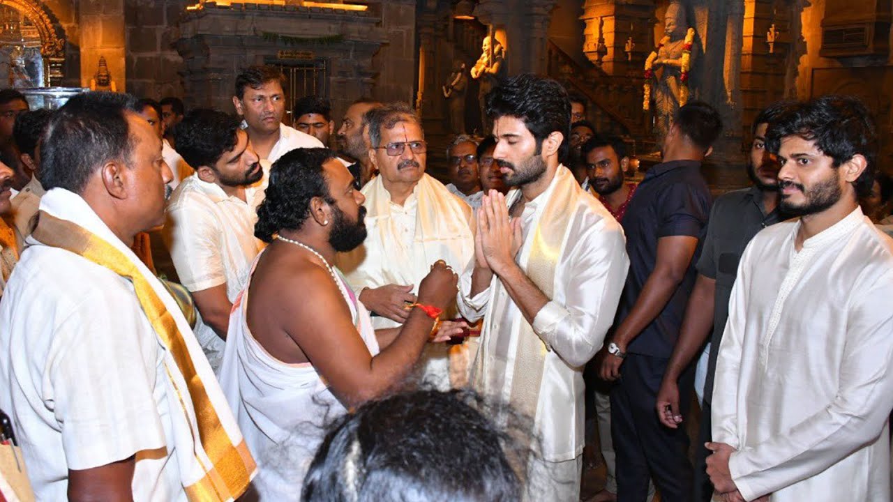 Vijay Deverakonda & Anand Deverakonda Visited Yadadri Temple With Kushi ...