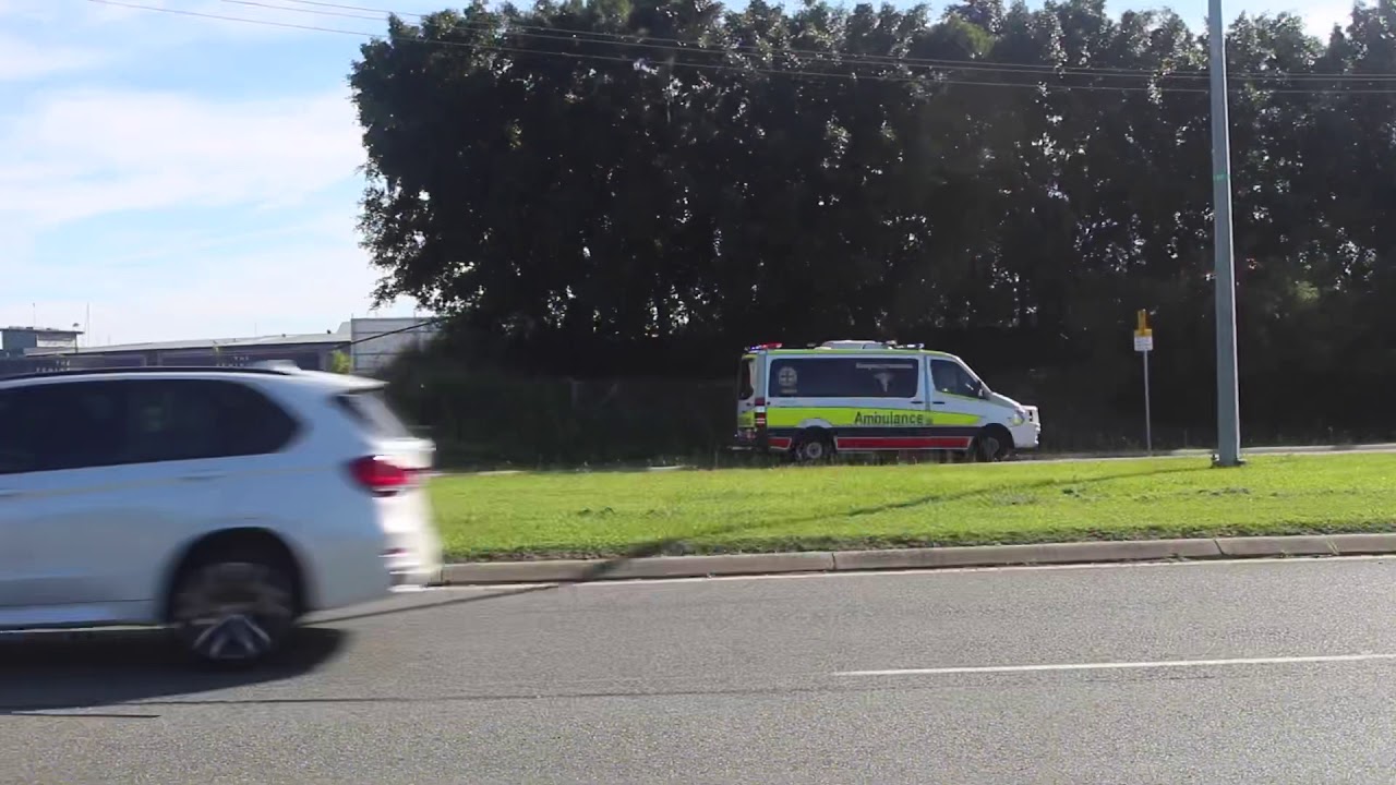 Traffic Accident, Hope Island Rd - YouTube