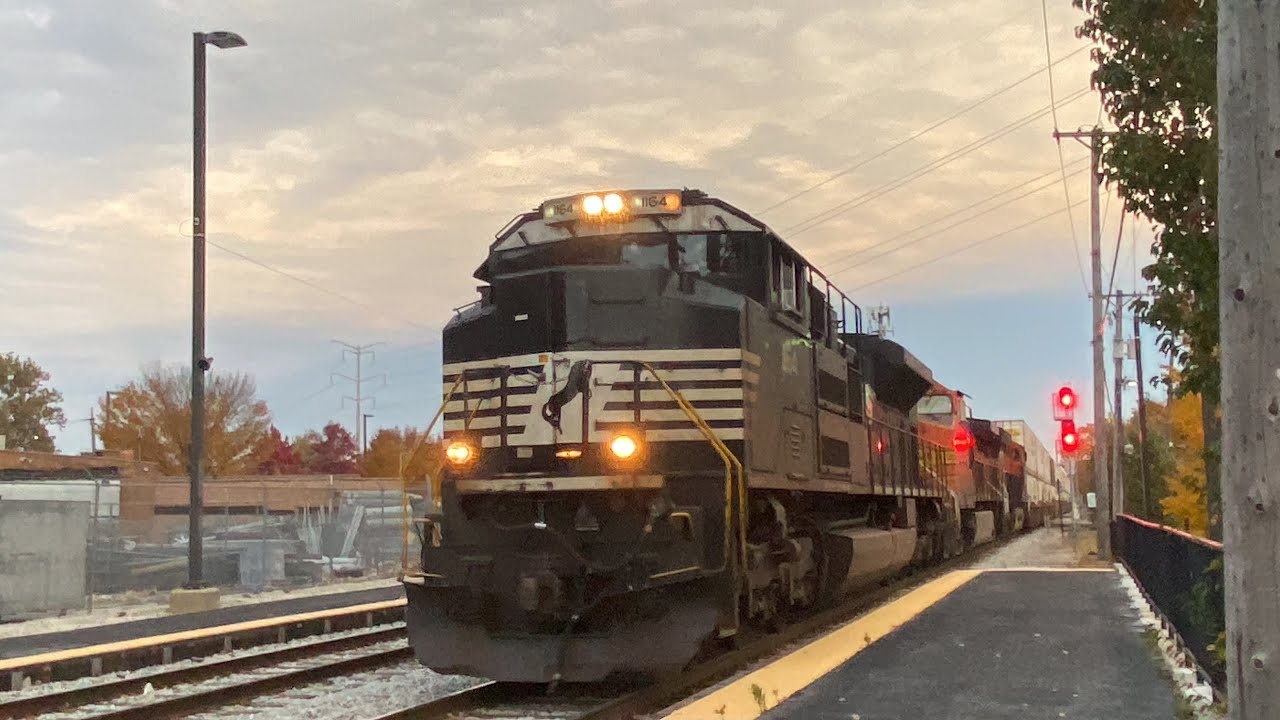 Ns 1164 pulls a intermodal out of landers yard, Chicago, Illinois - YouTube