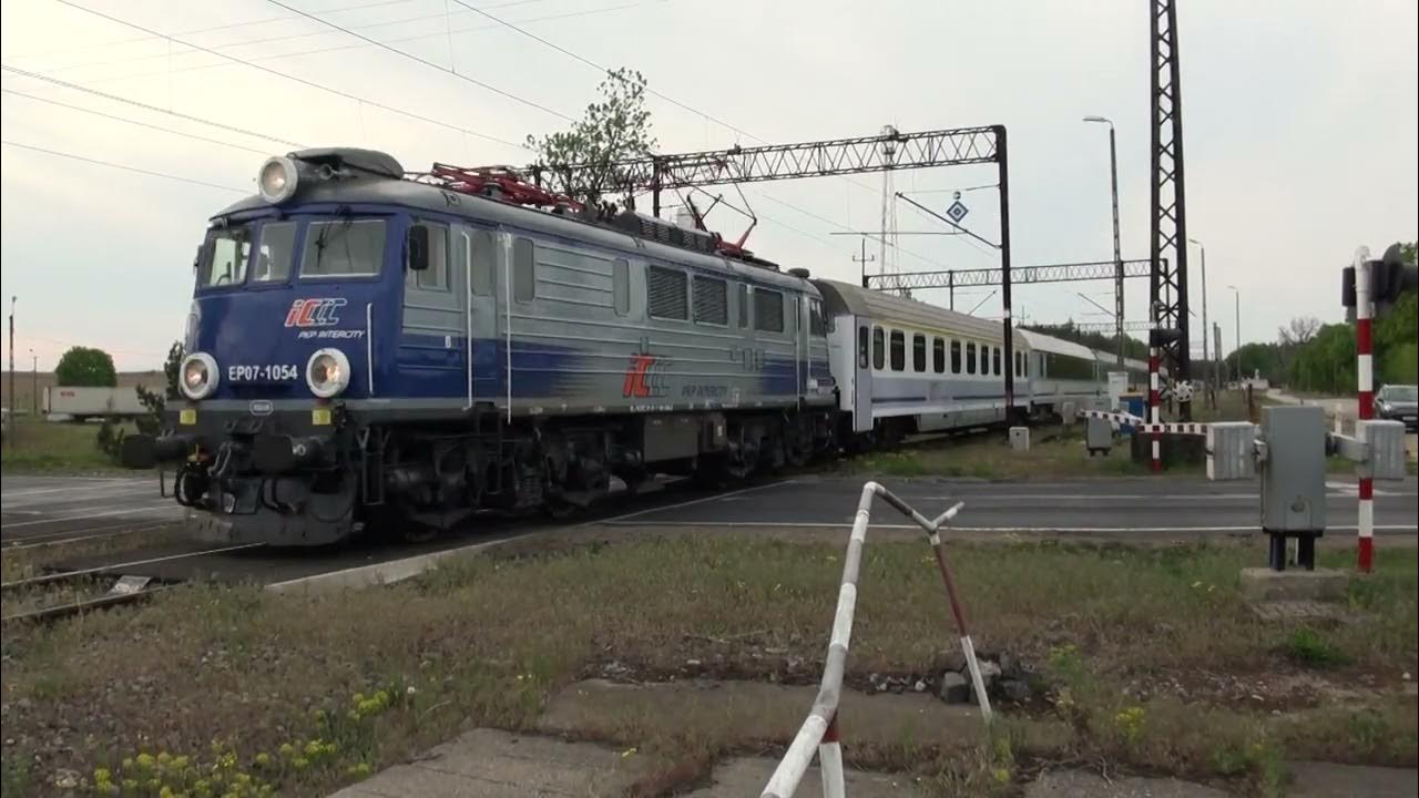 EP07-1031 z IC Szkuner i EP07-1054 z IC Bosman - YouTube