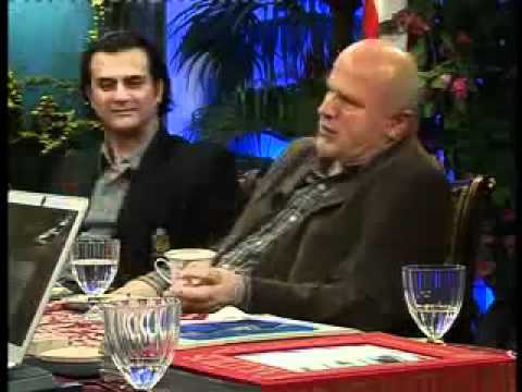 2011 yılbaşı gecesi Mehmet Tanrısever, Adnan Oktar'ın ellerinden öpüyor