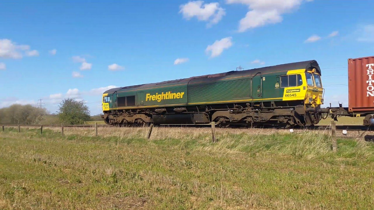 Class 66 66545 Freightliner approaching Uffington level crossing ...