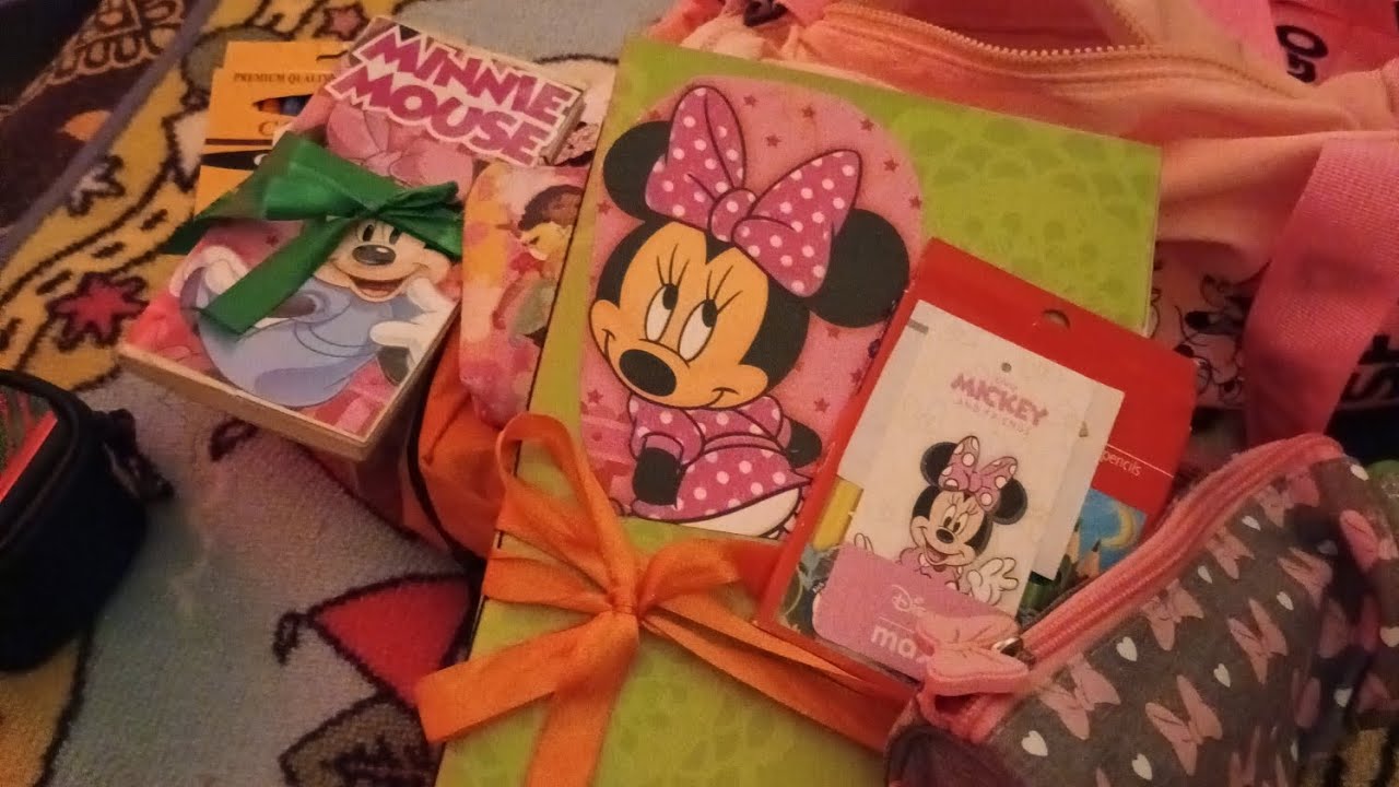 What is in my Minnie mouse and Daisy duck bag - YouTube