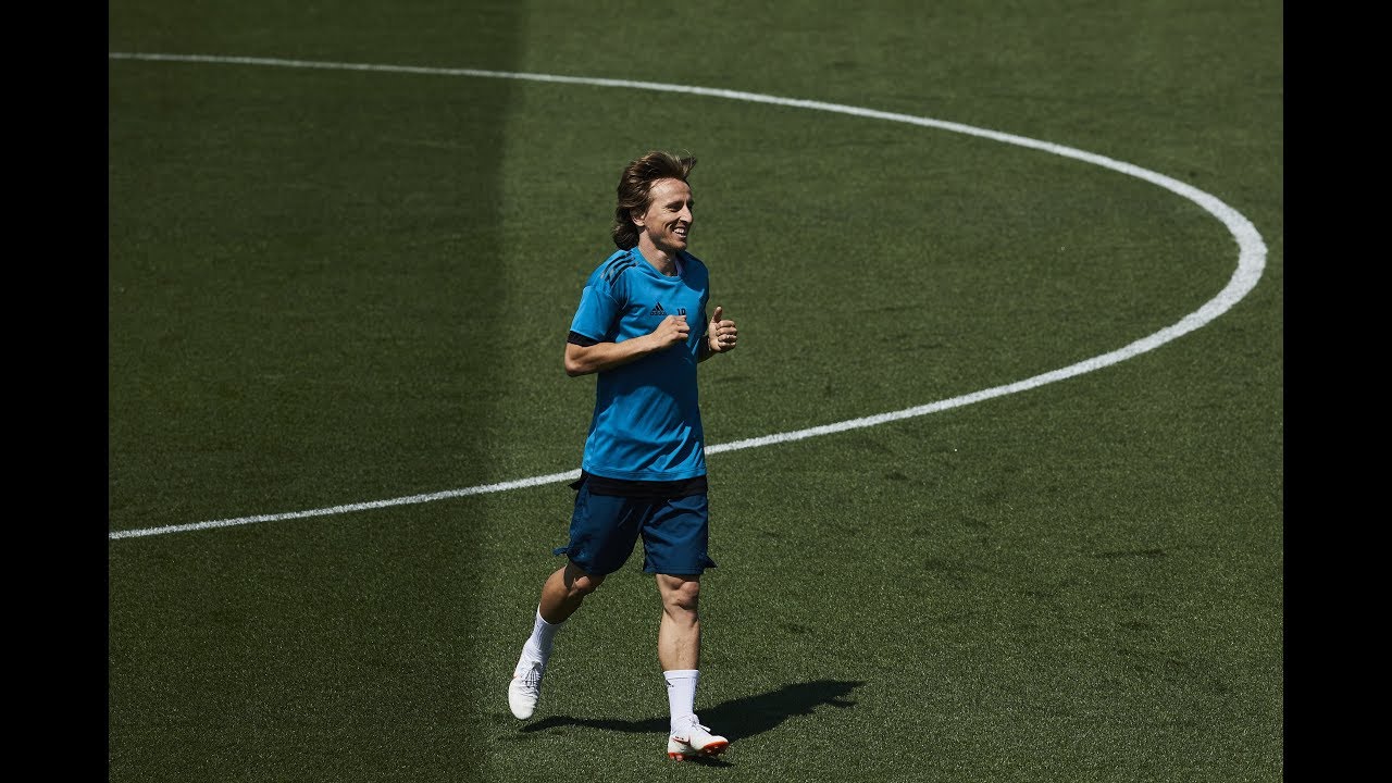 Luka Modric volley golazo from Zidane cross in Real Madrid training ...