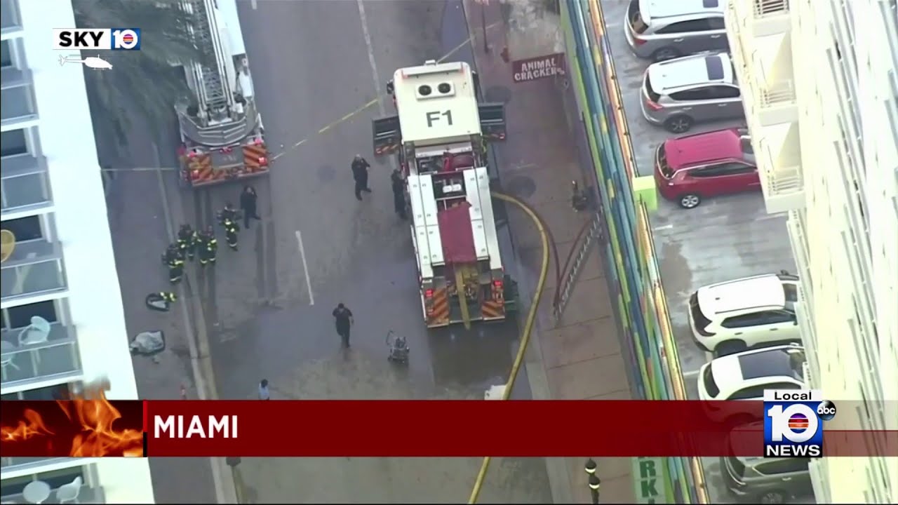 Crews respond to Miami parking garage fire - YouTube