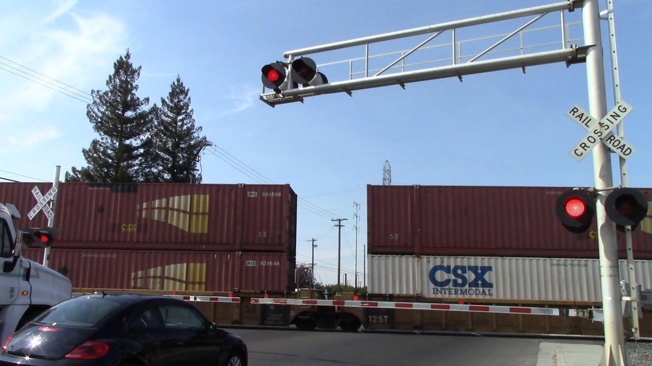 Fruitridge Road Railroad Crossing, UP 4247 Intermodal North, Sacramento ...
