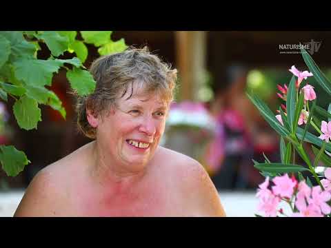 Une femme découvre le naturisme au sein d'une association dans une piscine de ville