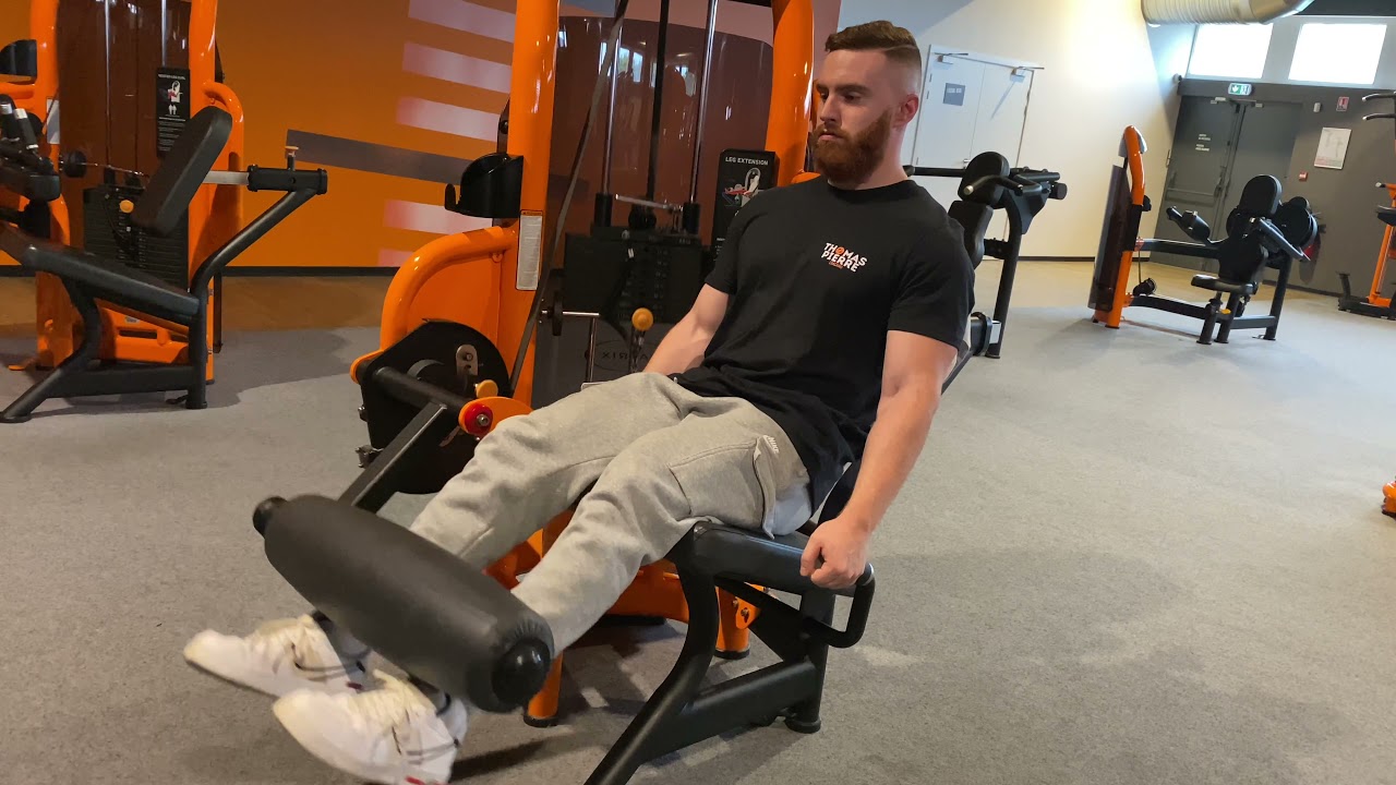 EXÉCUTION - Comment faire des legs extension assis ? - YouTube