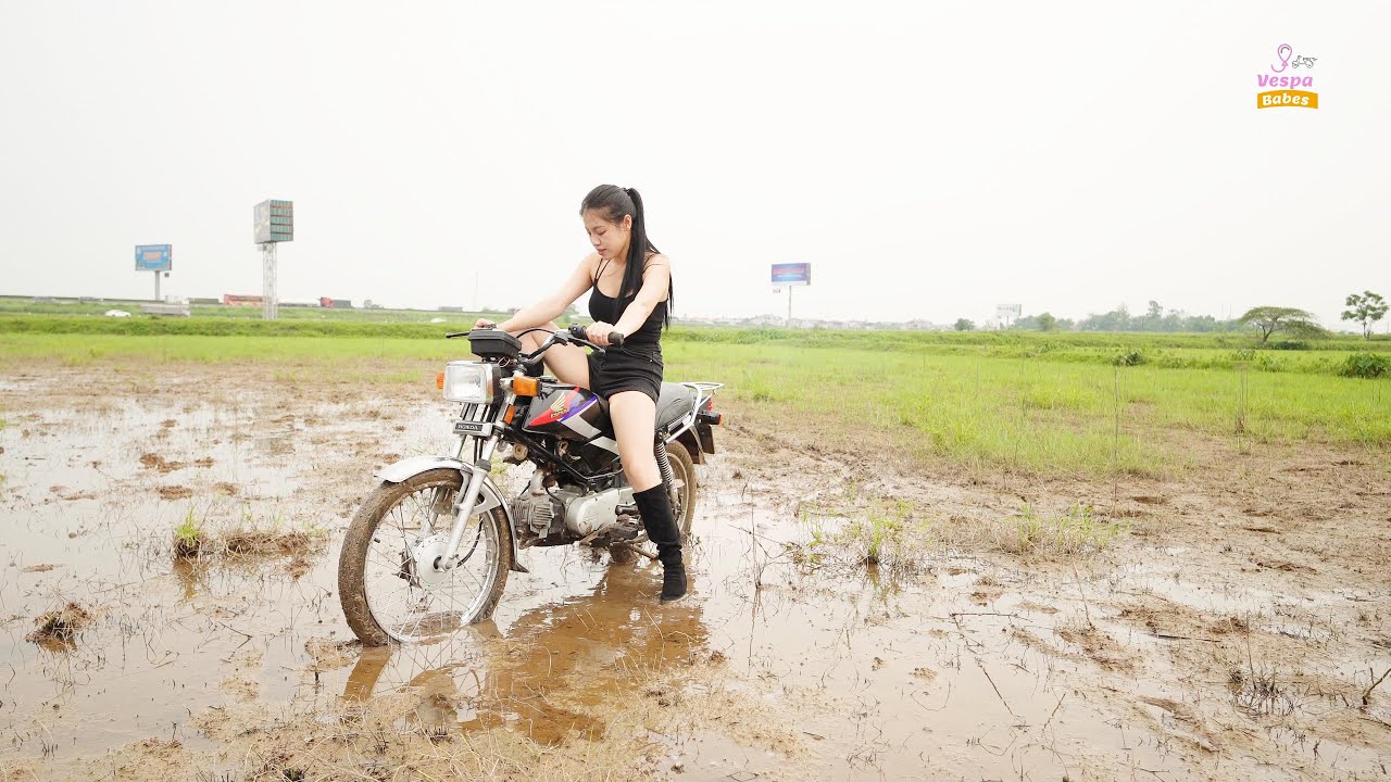 Driving in slippery mud | Linda drove in the mud and slid - YouTube