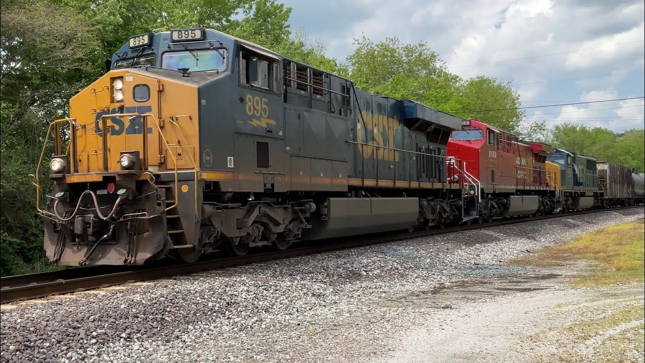 CSX 895 w/ AMAZING K5LA leads CPKC #8196 and SD70MACe! - YouTube