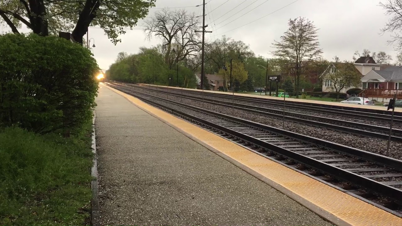 Metra Outbound Train 181 Arrives Hollywood - YouTube