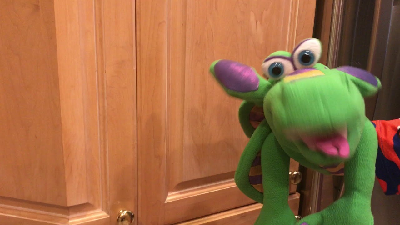 DOOFY THE DRAGON COOKS BREAKFAST!!! - YouTube
