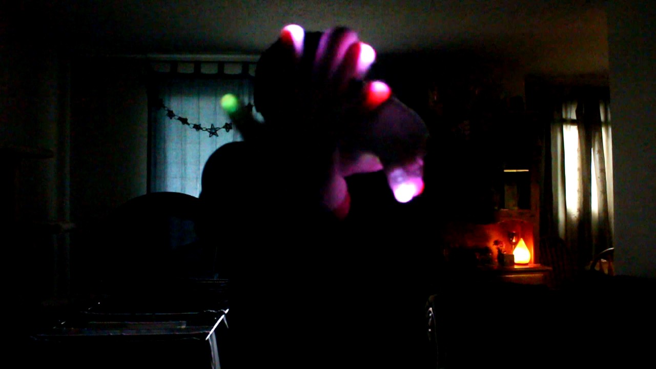 Rezz - Relax (gloving light show video) - YouTube