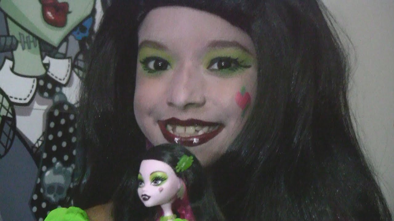 Monster High Costume Scary Tales Snow Bite - Draculaura - YouTube