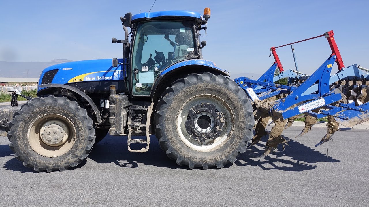 New Holland T7070 - YouTube