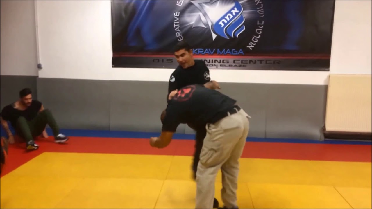 08 1 contre 3 Aaron Elbaz défense baton - YouTube