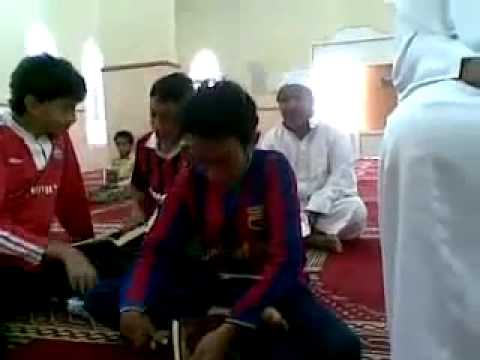 child crying and reading the Quran - YouTube