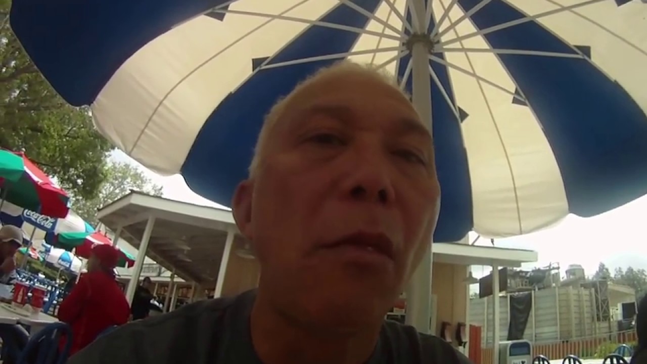 Six Flags "Eating Lunch" Pizza Time - YouTube