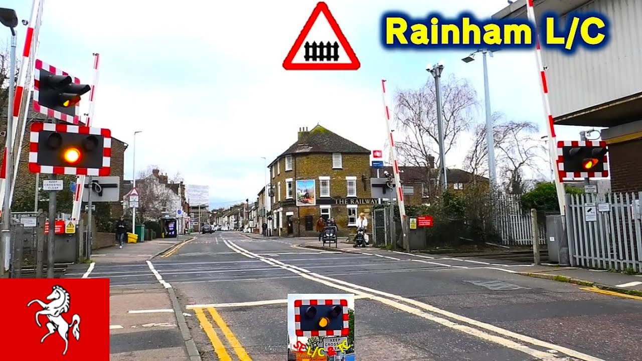 Rainham Level Crossing, Medway (Kent) - YouTube