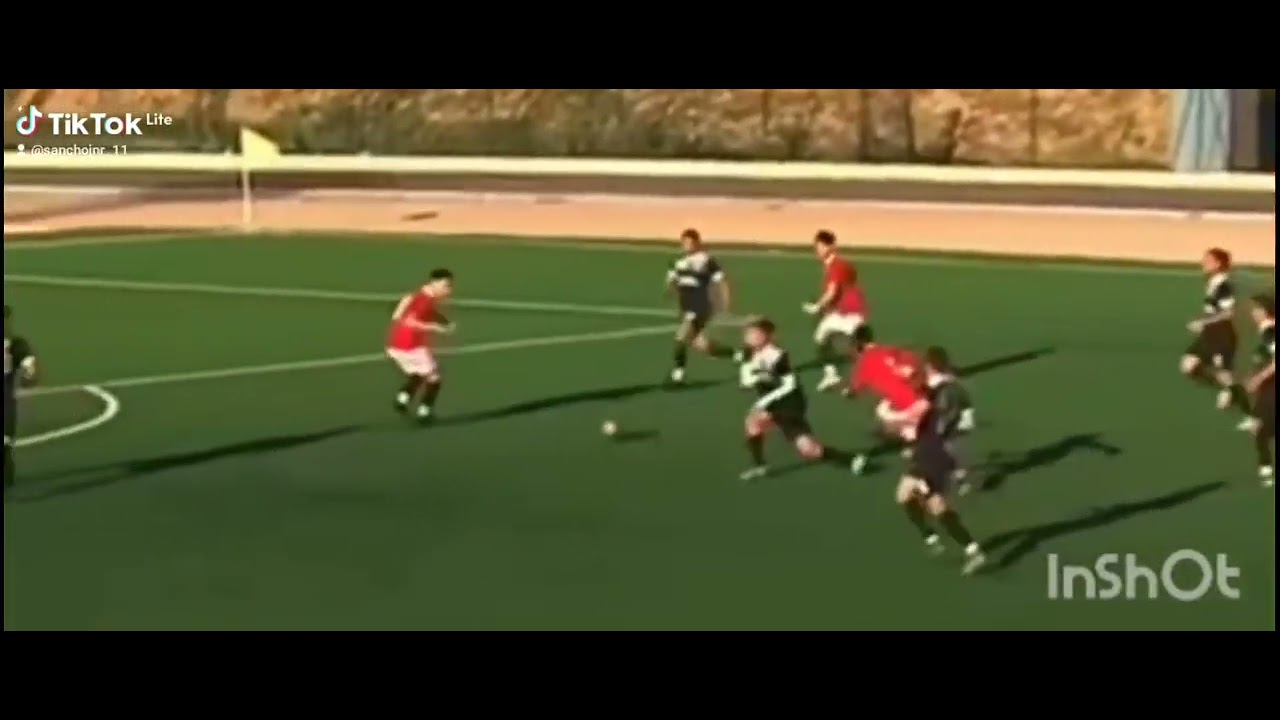 Drawing inside, collecting the ball, moving forward, passing then ...