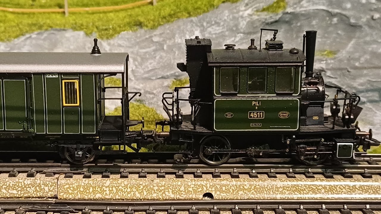 Märklin Glaskasten PtL2/2 4511 (36861) mit Roco Personenwagenset (44014 ...