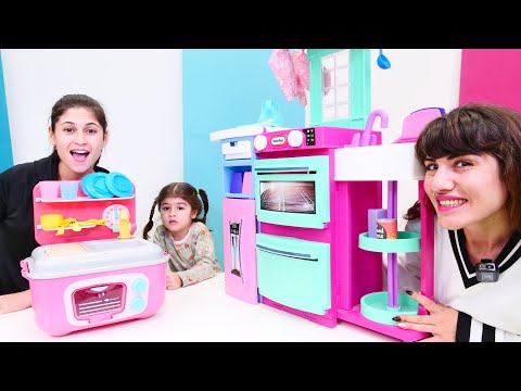 Çocuk videoları. Defne, Ayşe ve Ümit'in mutfak eşyalarını yerleştiriyor. Kız oyunları