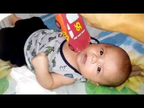 BEBE BRINCANDO COM A MAMÃE APENAS 2 MESES