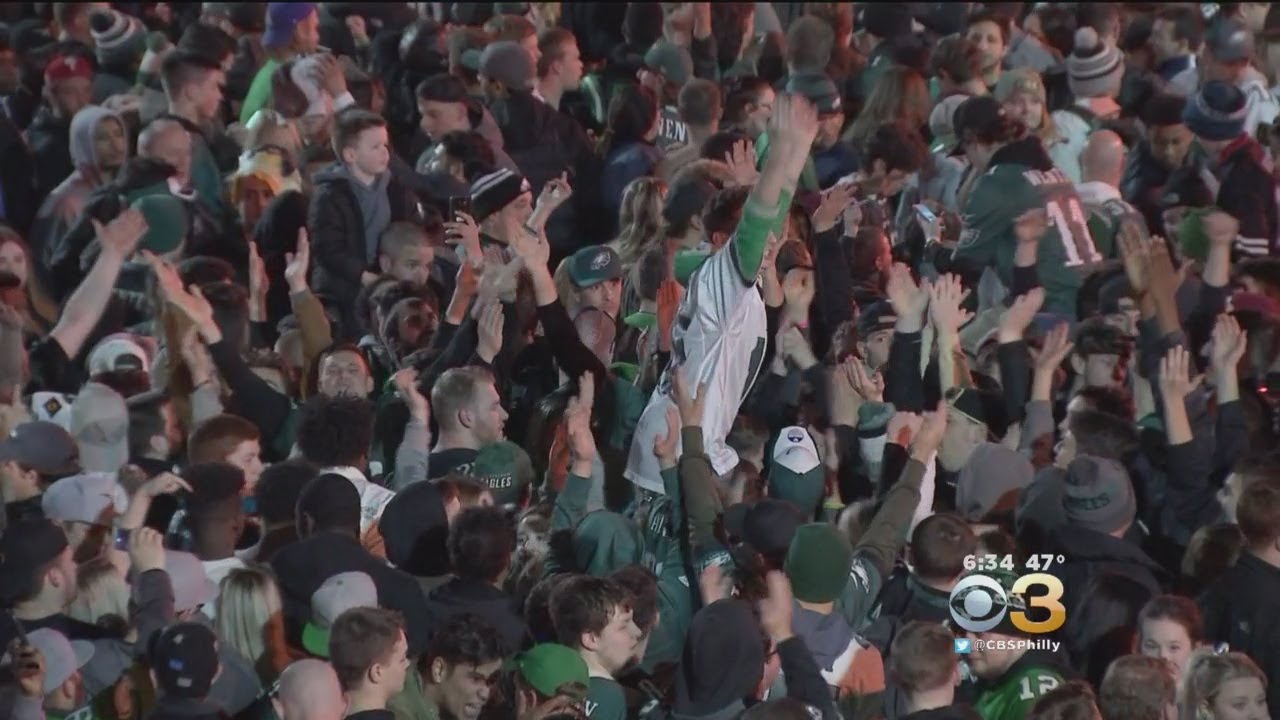 Eagles Fans Take To Streets To Celebrate After Team's Win - YouTube