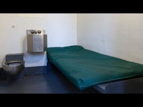 Reaction to DUMMIES making content from Cali JAIL CELL - YouTube