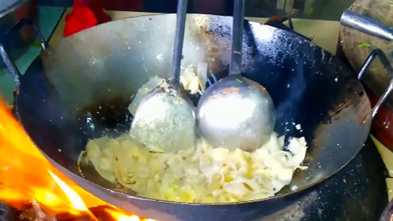 Asian Street Food - Chinese Food Mee Kantaing - Fried Noodles In ...