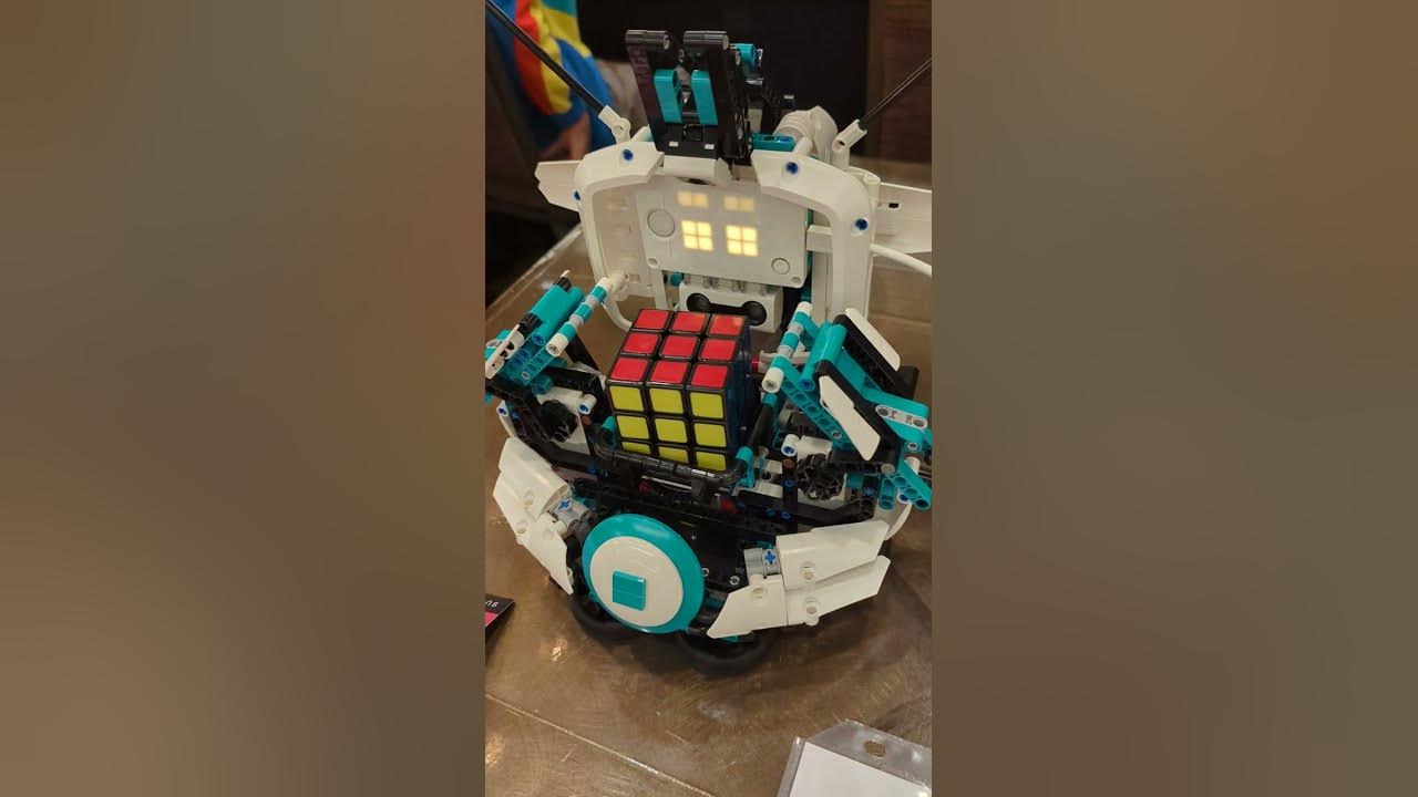 LEGO Robot Solves Rubik's Cube - YouTube