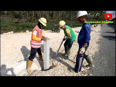 Memasang Patok Pengarah (Guidepost) Tolo Tolo Jalan Lintas Selatan# ...