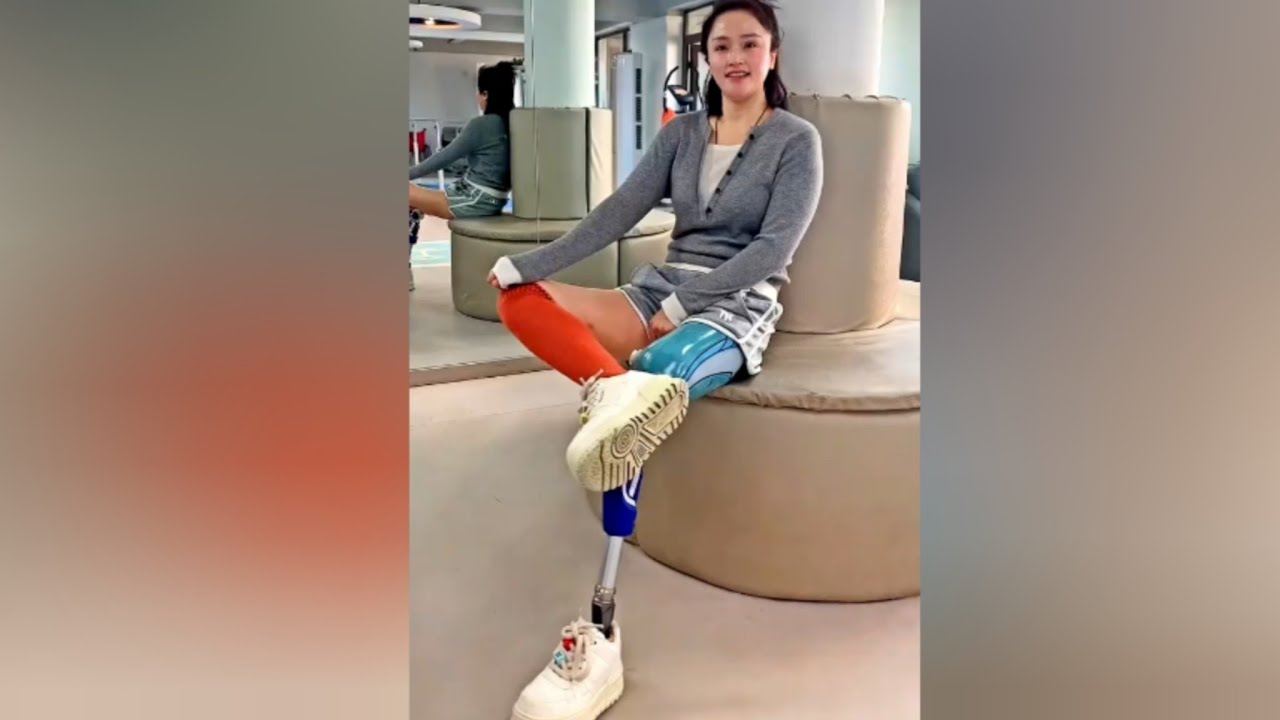 The beautiful woman is an amputee and lives with an artificial leg # ...