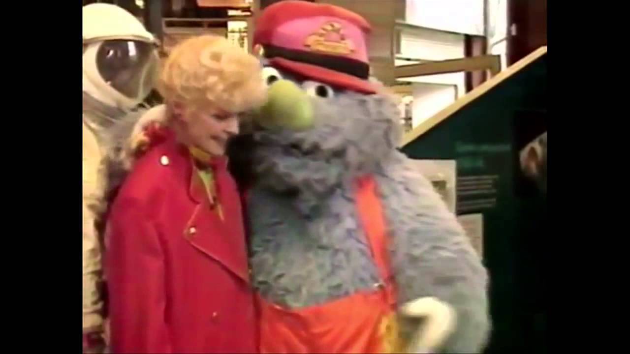 Sesam Stasjon - Max Mekker synger Admiral P's Kallenavn - YouTube