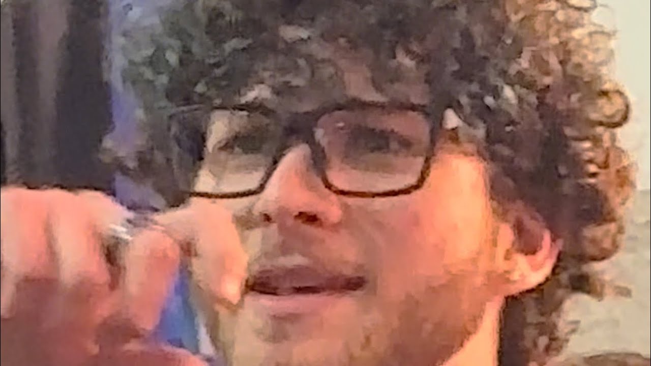 @jmancurly arrives at Vidcon #vidcon #jmancurly - YouTube