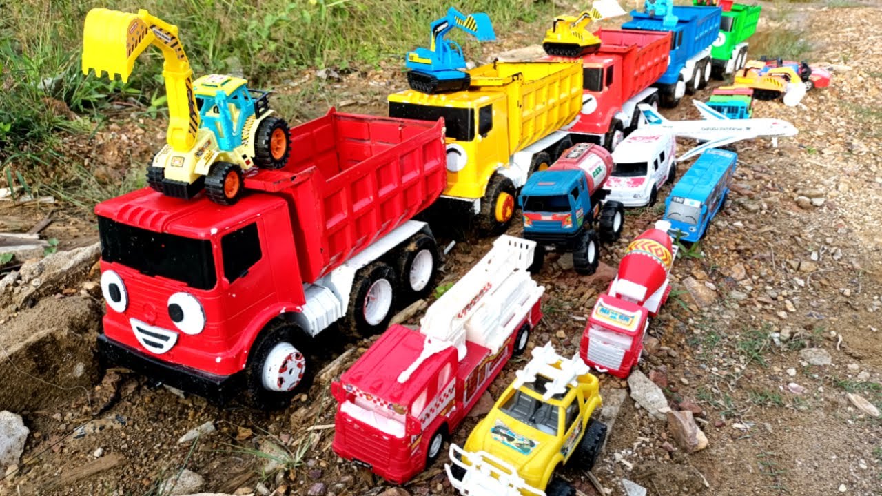 Mobil truk tronton panjang penuh mobil mobilan, truk molen, Beko keruk ...